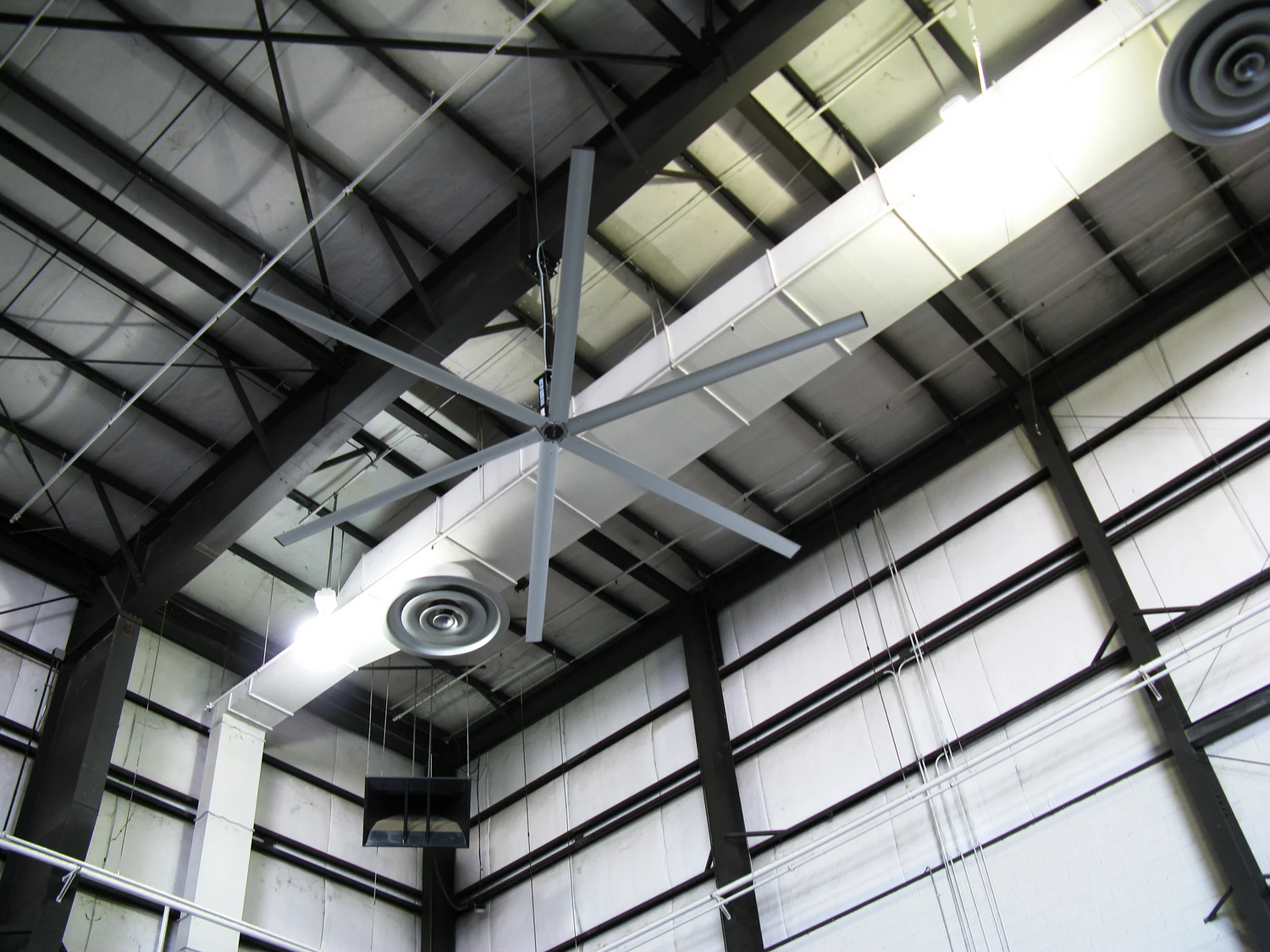 4 Benefits of Integrating HVLS Fans Into Your Building Management Syst – MacroAir Fans